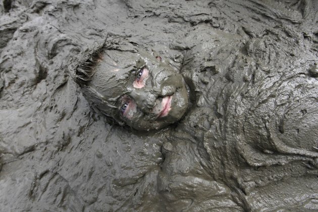 8 joyous photos of kids cooling off by diving into mud · The Daily Edge